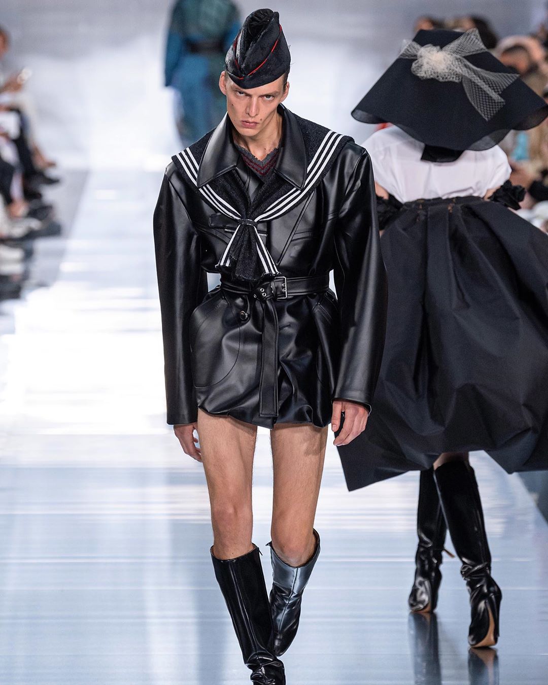 Bergaya Unik, Model Asal Jerman Jadi Sorotan di Runway Paris Fashion Week