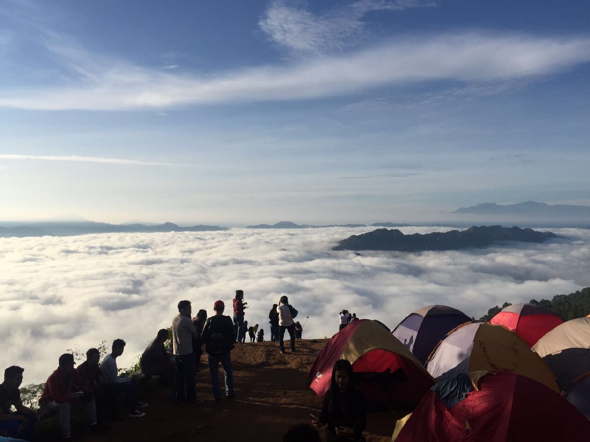 5 Destinasi Negeri di Atas Awan yang Cocok untuk Lepaskan Penat