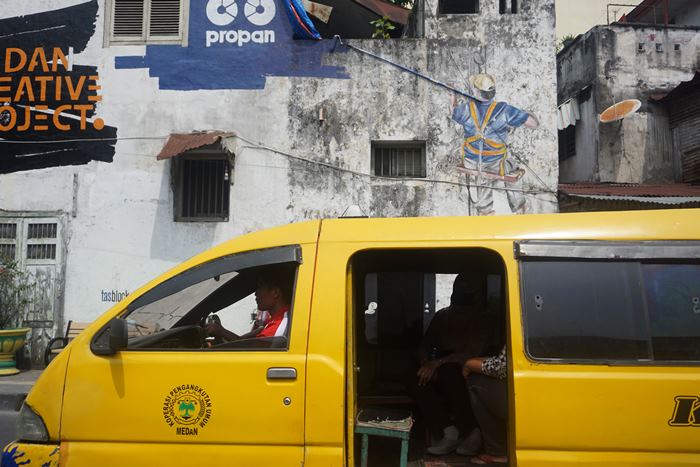 Angkot Rebutan Sewa, Penumpang Terjepit di antara Angkot