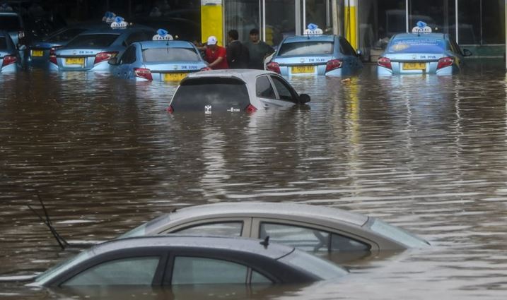 Rumahmu Terendam Banjir? Lakukan Tips Aman Ini Guys! Rumahmu Terendam Banjir? Lakukan Tips Aman Ini Guys!
