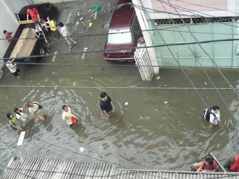 Aksi Heroik Pria Ini Terjang Banjir Bawakan Makanan dan Evakuasi Teman ... Aksi Heroik Pria Ini Terjang Banjir Bawakan Makanan dan Evakuasi Teman ...