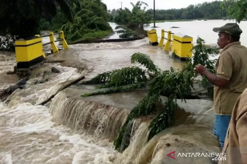Curah Hujan Masih Tinggi, Sungai Batang Tiku di Sumatera Barat Meluap Curah Hujan Masih Tinggi, Sungai Batang Tiku di Sumatera Barat Meluap